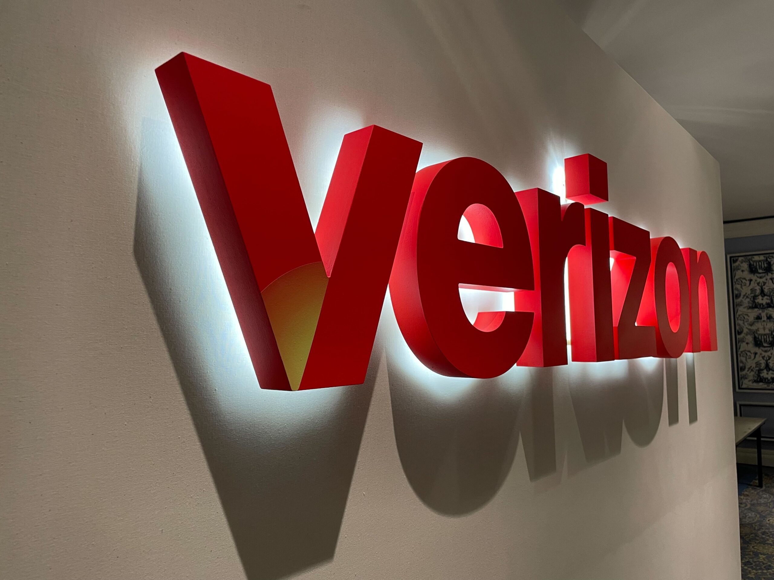 Verizon - Crafted Backdrop Wall with Illuminated 3D Logo - Oxygen ...